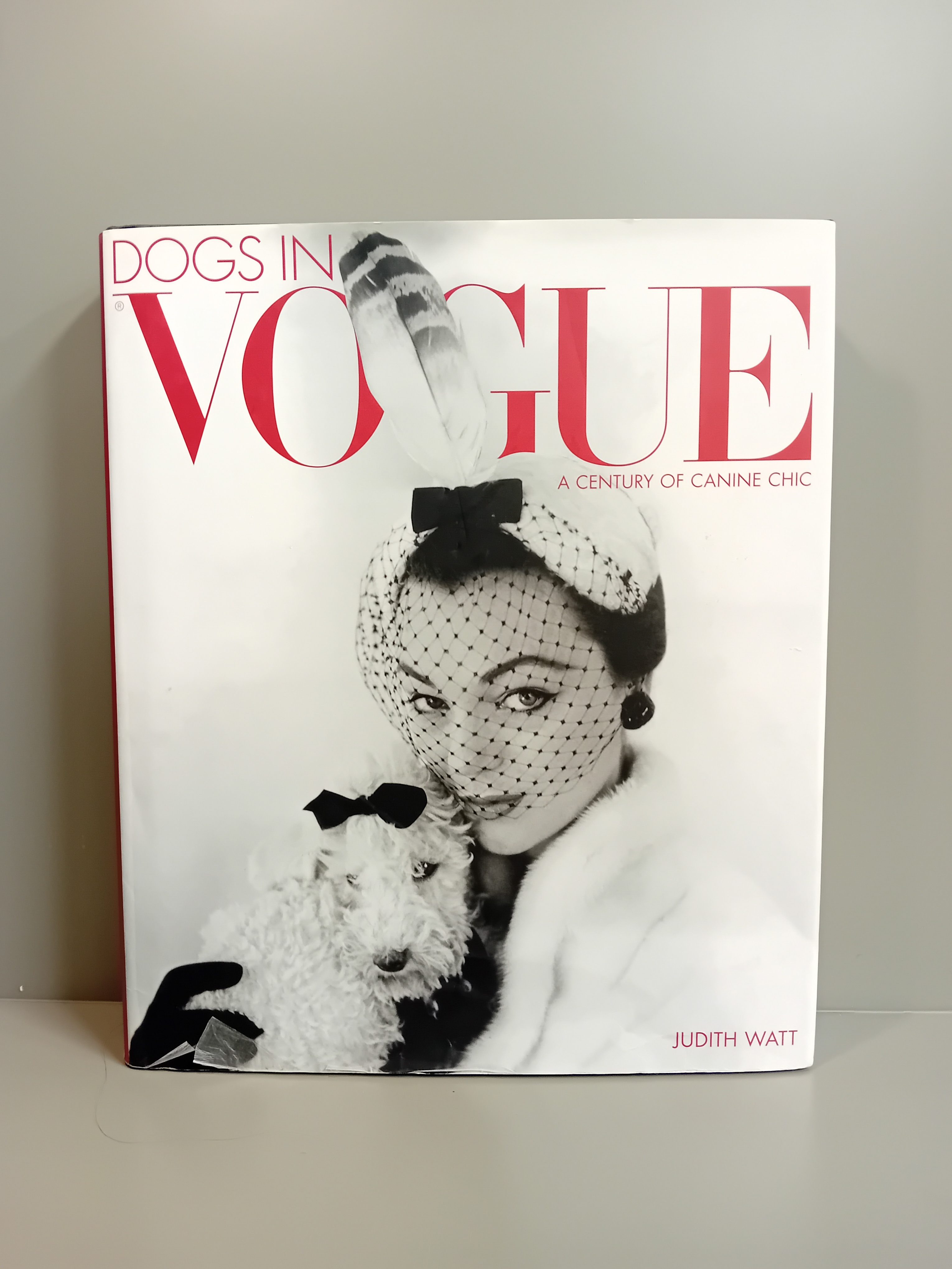 [SOLD] Judith Watt - Dogs in Vogue: A Century of Canine Chic - Zerzura ...